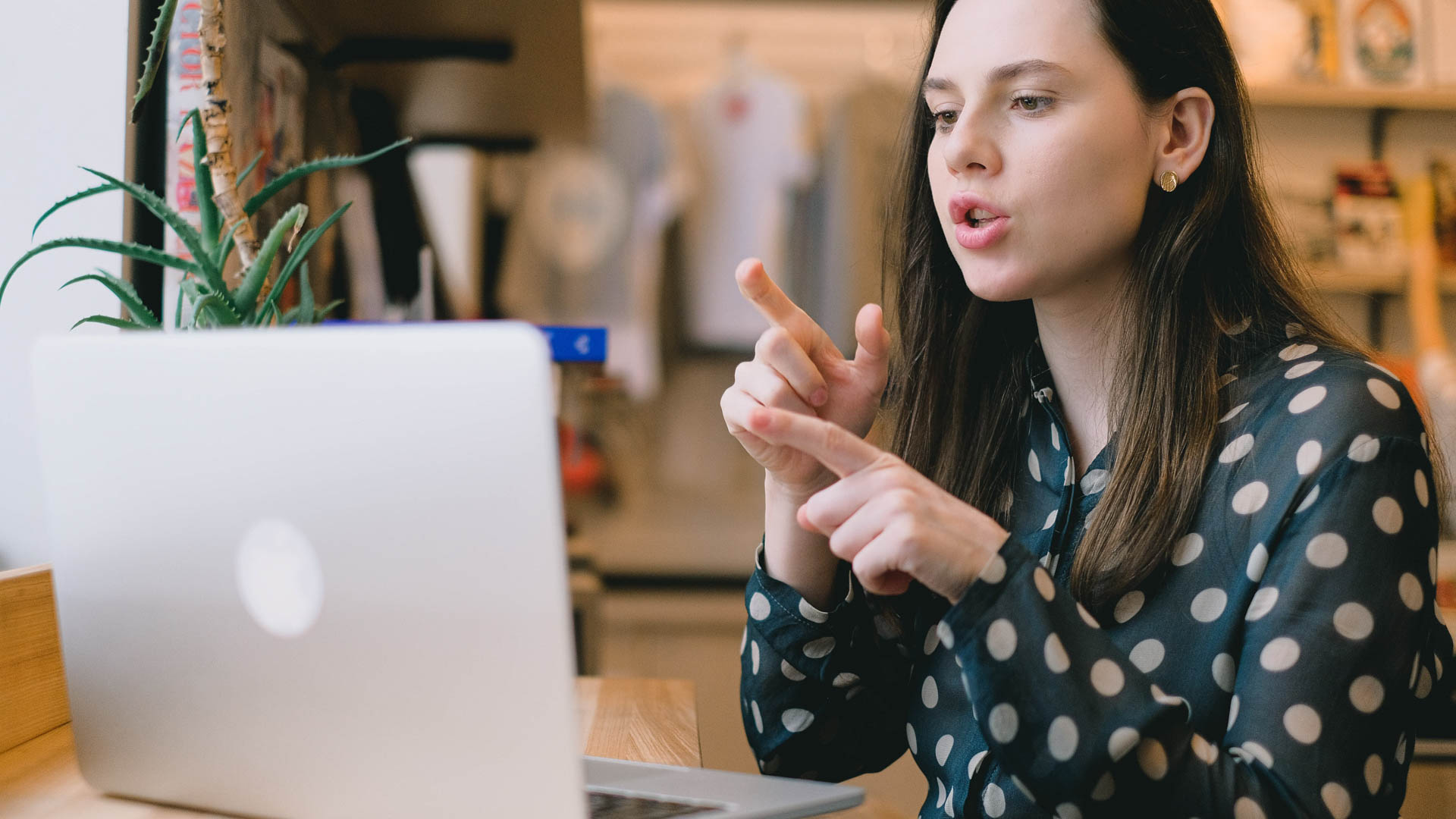 Comment se présenter de manière professionnelle [Meilleurs exemples]